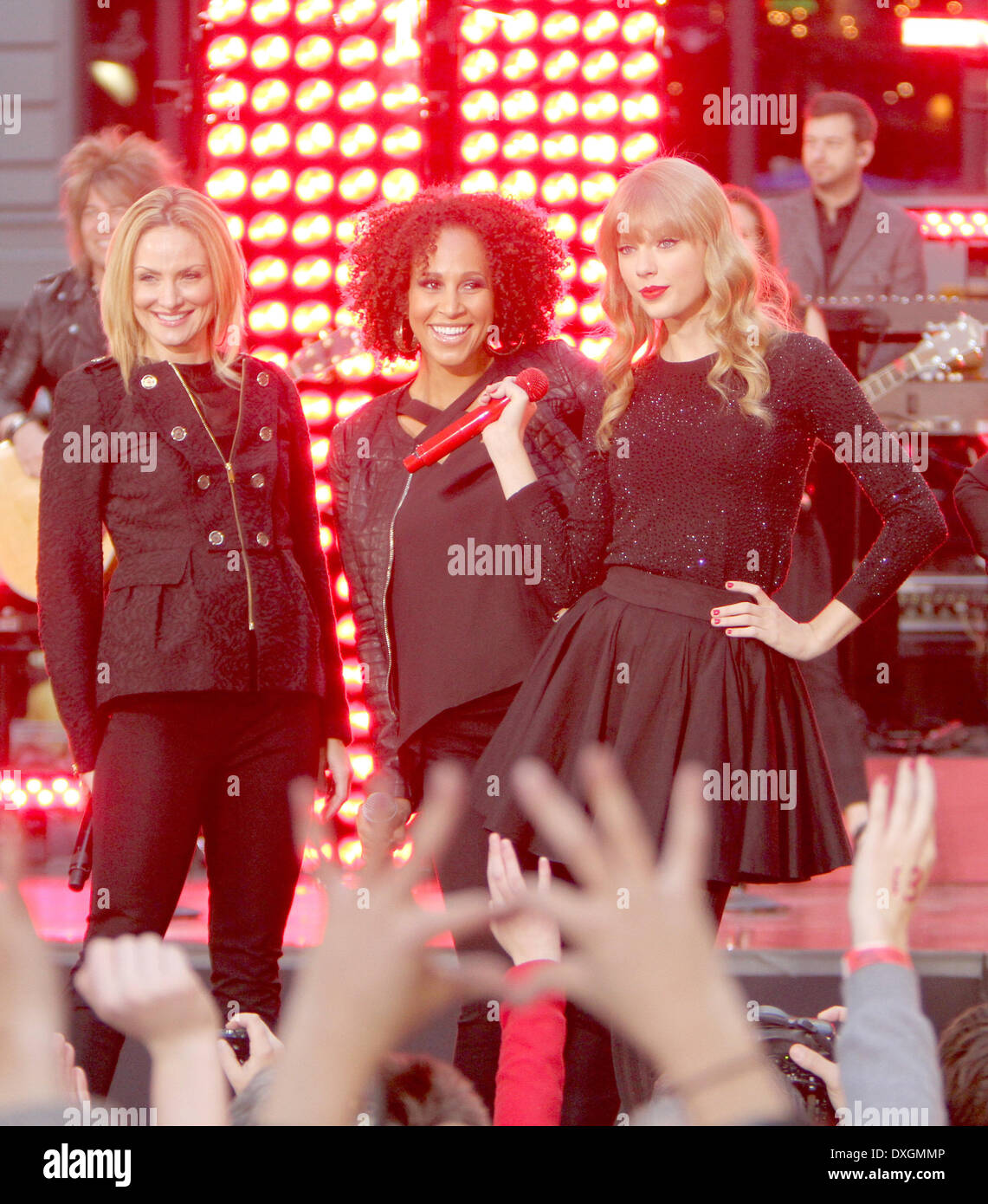 Taylor Swift performs in Times Square on ABC's 'Good Morning America ...
