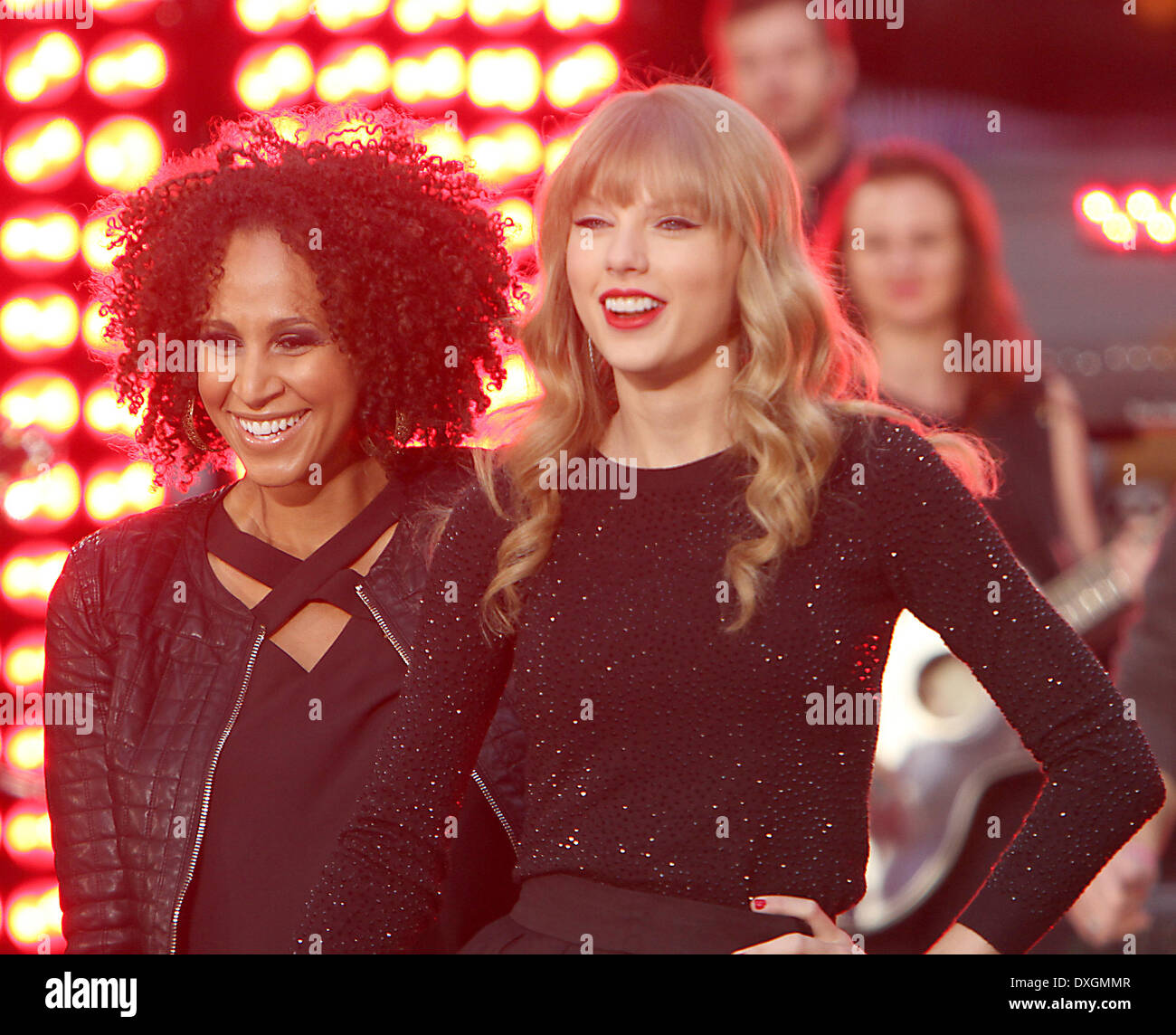 Taylor Swift performs in Times Square on ABC's 'Good Morning America ...