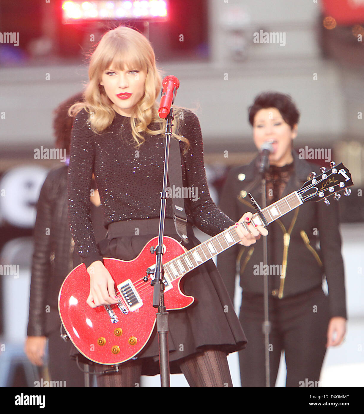 Taylor Swift performs in Times Square on ABC's 'Good Morning America ...