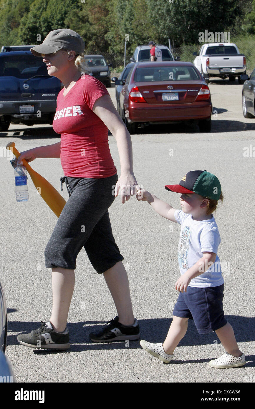Amy poehler takes young sons hi-res stock photography and images - Alamy