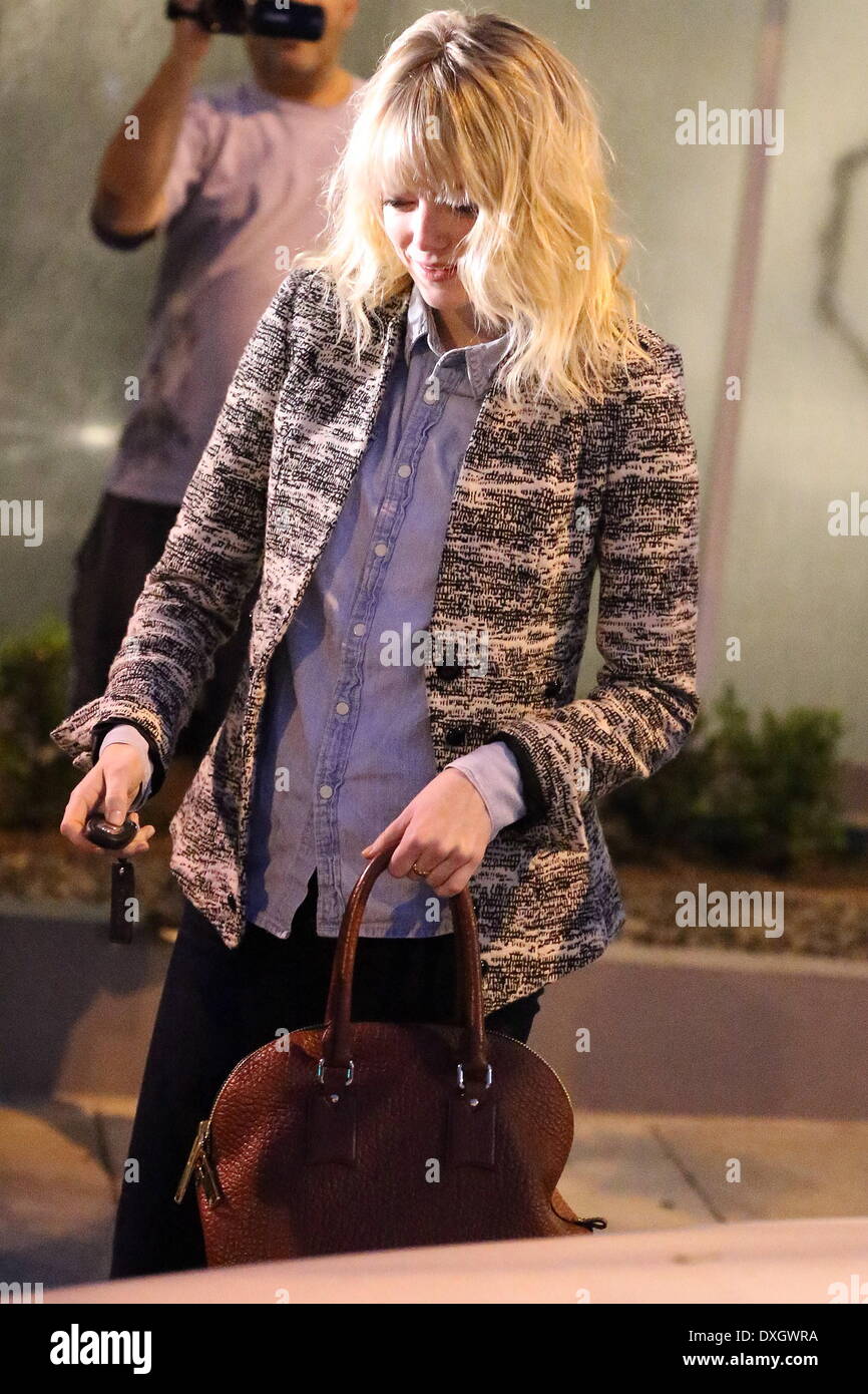 Emma Stone walks back to her car after leaving Salon Benjamin in West ...