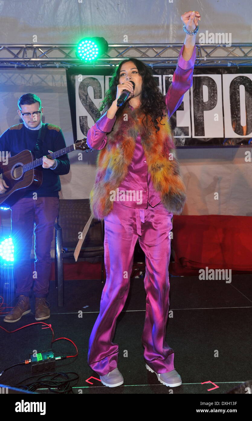 Eliza Doolittle performs live in her pyjamas during the largest ever ...