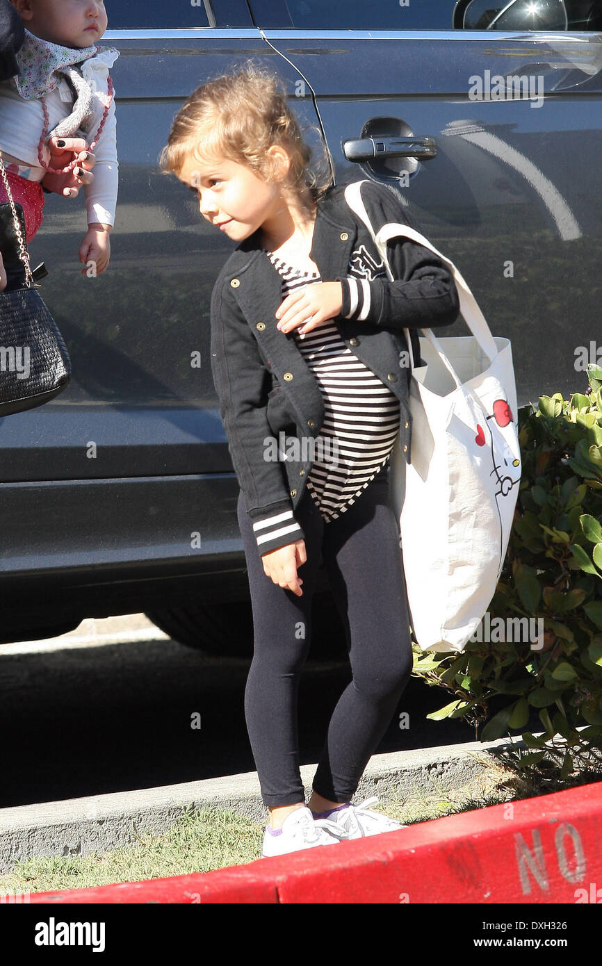 A nanny takes Jessica Alba's daughters Haven Garner Warren and Honor ...