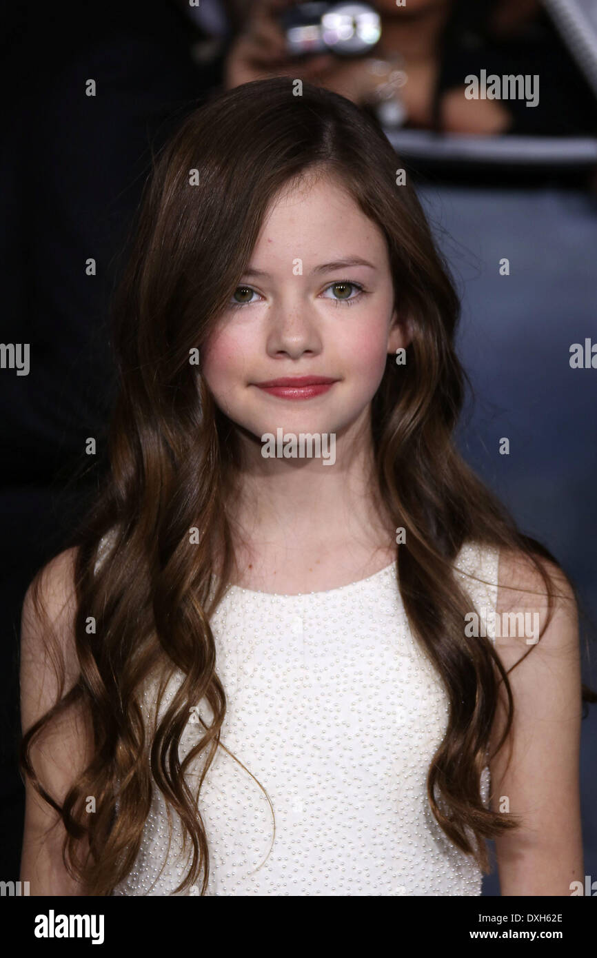 Actress Mackenzie Foy The premiere of 'The Twilight Saga: Breaking Dawn ...