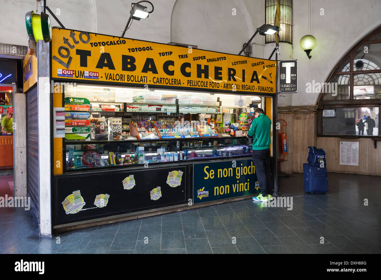 Cigarette kiosk hi-res stock photography and images - Alamy