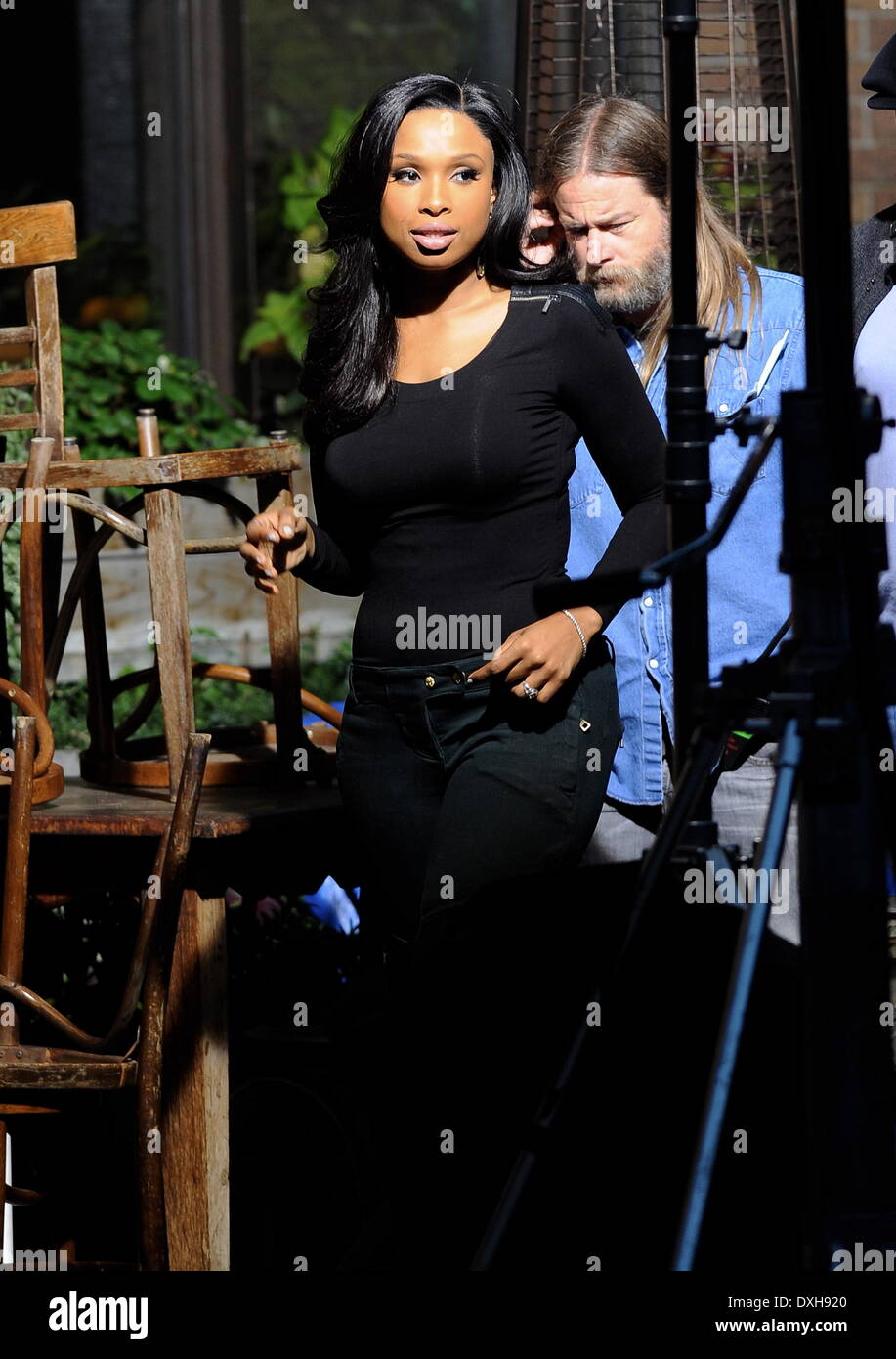 Singer/Actress Jennifer Hudson shows off her fabulous curves as she ...