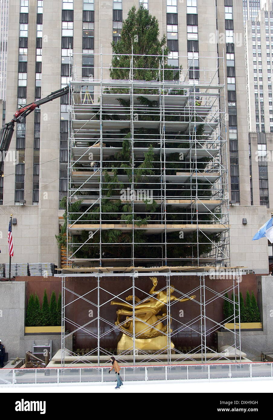 Construction workers build a scaffold around the 2012 Rockefeller ...