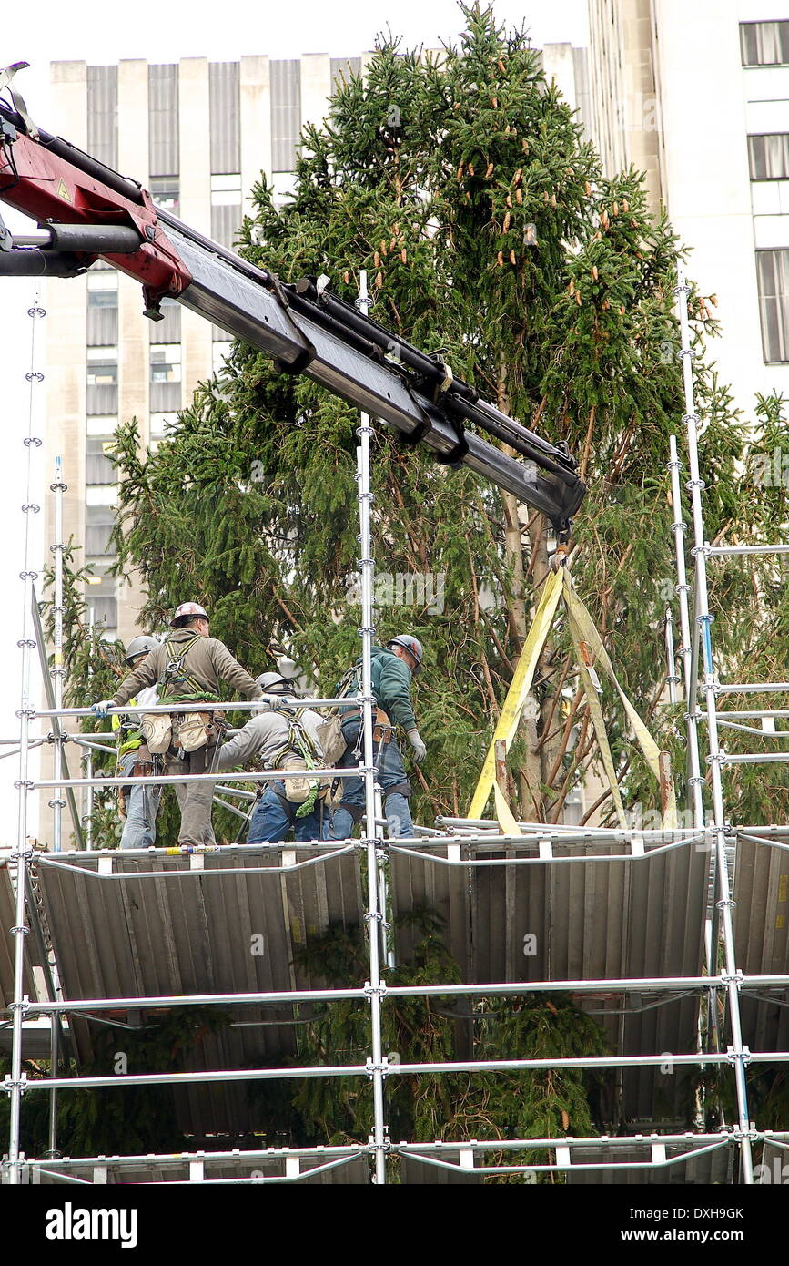 Construction workers build a scaffold around the 2012 Rockefeller ...