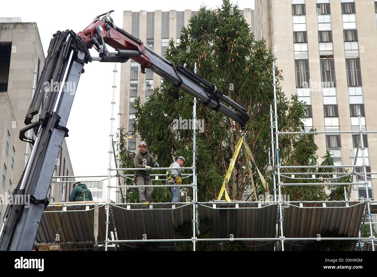 Construction workers build a scaffold around the 2012 Rockefeller ...