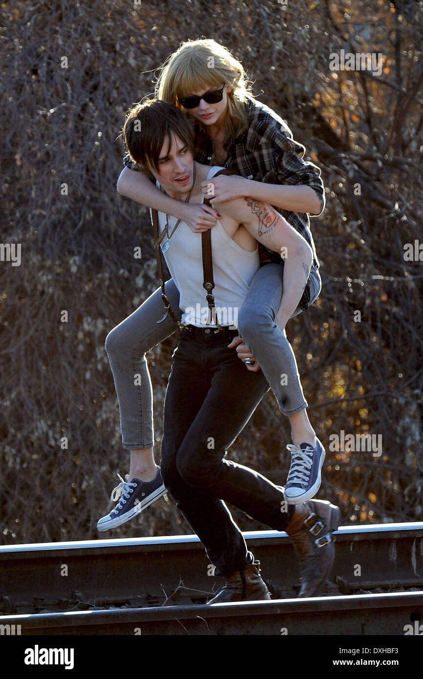 Singer Taylor Swift gets a piggy back ride by co star Reeve Carney on ...
