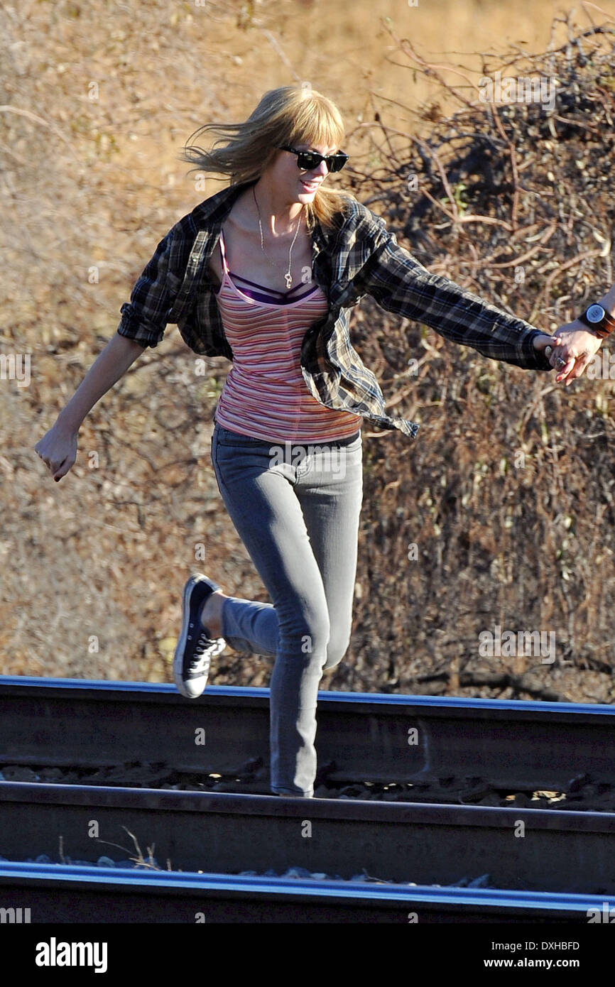 Singer Taylor Swift gets a piggy back ride by co star Reeve Carney on ...