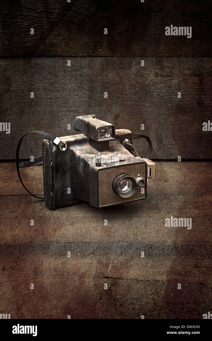 Vintage polaroid camera hi-res stock photography and images - Alamy