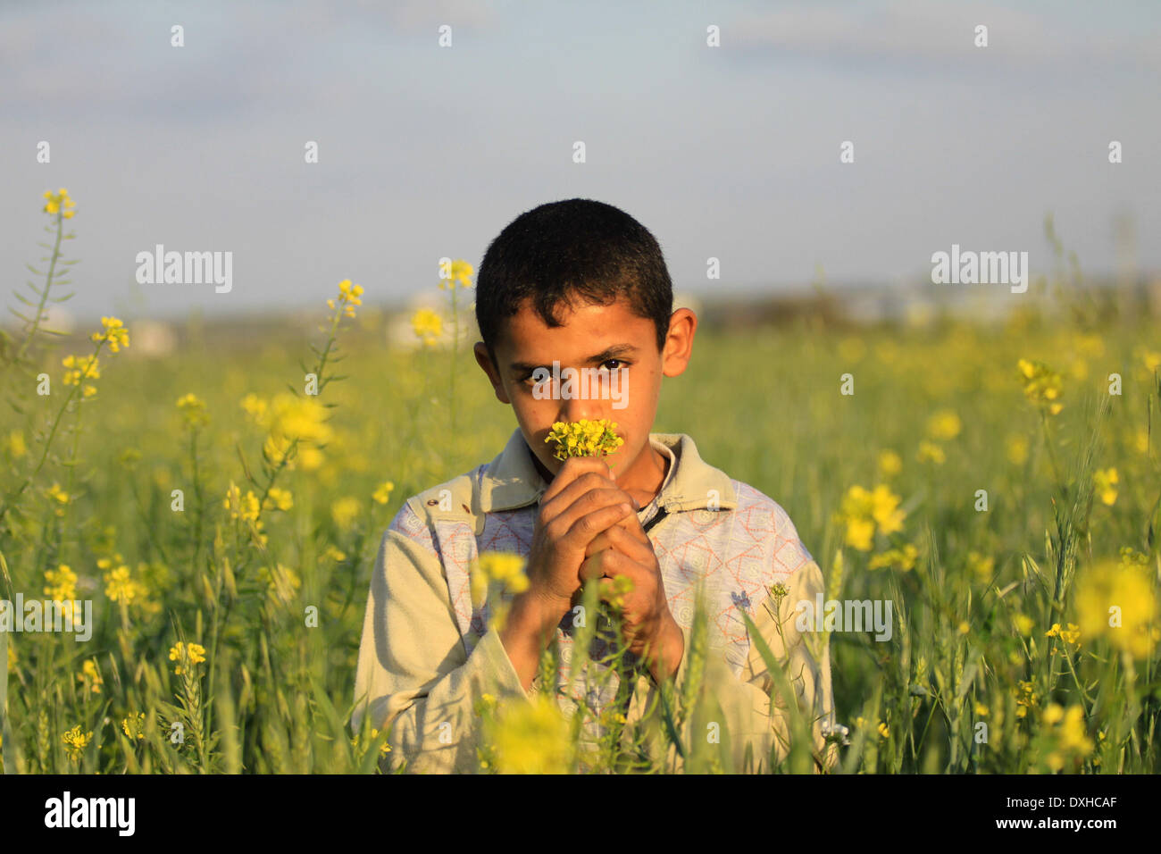 Children working in fields hi-res stock photography and images - Alamy