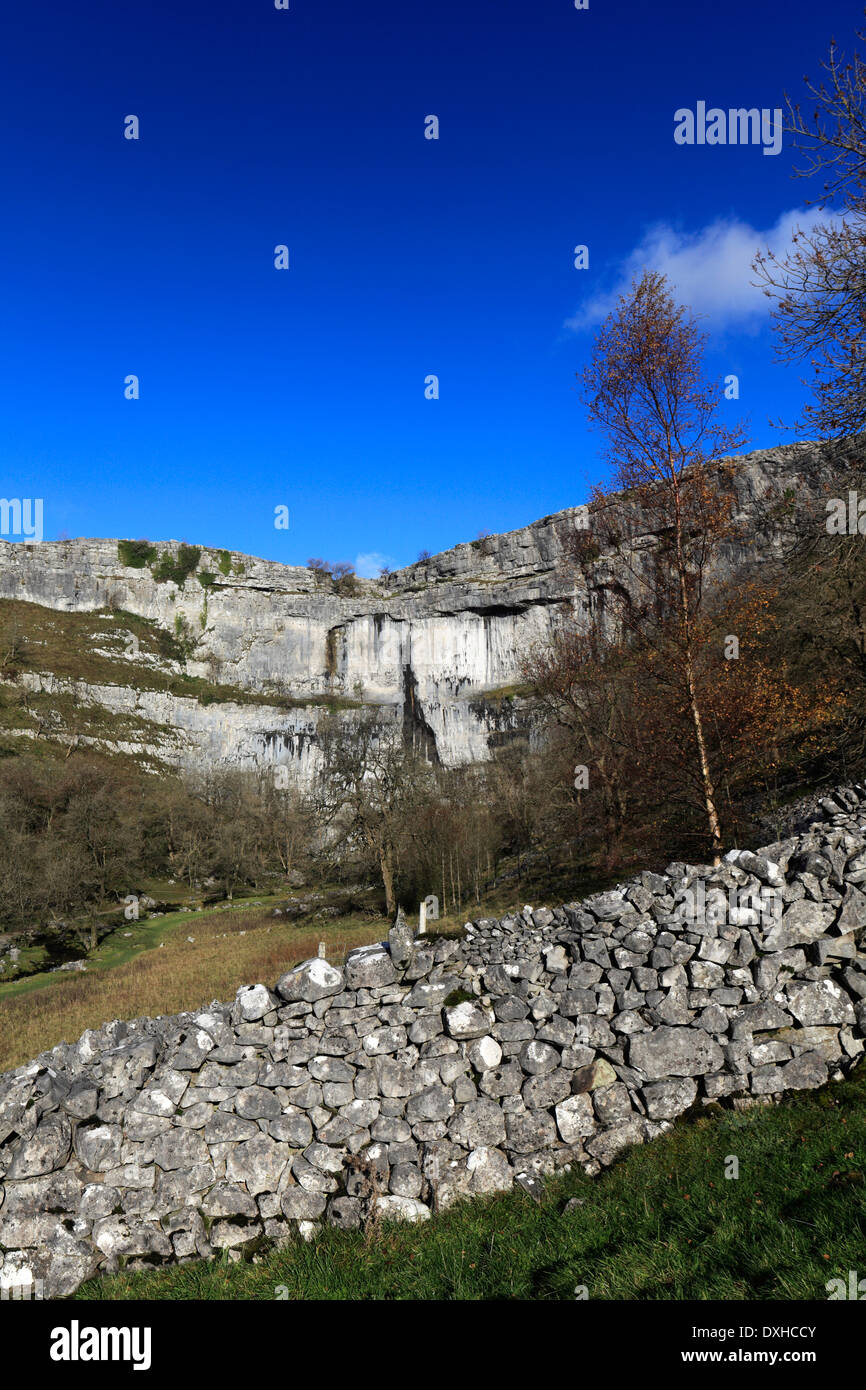 Autumn, Malham Cove, limestone cliffs, Malhamdale, North Yorkshire ...