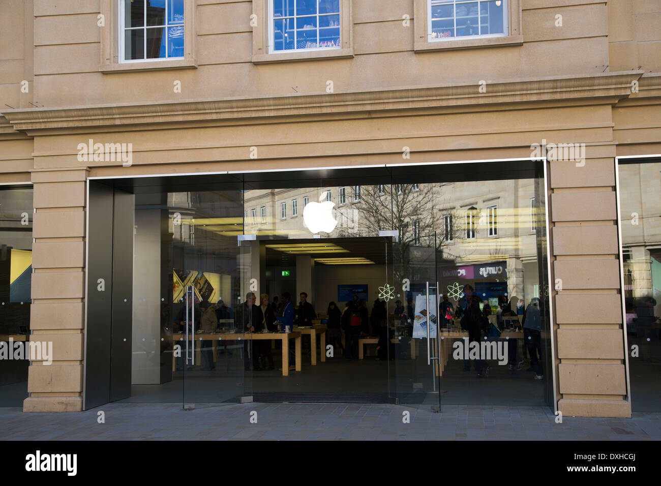 Apple store england hi-res stock photography and images - Alamy