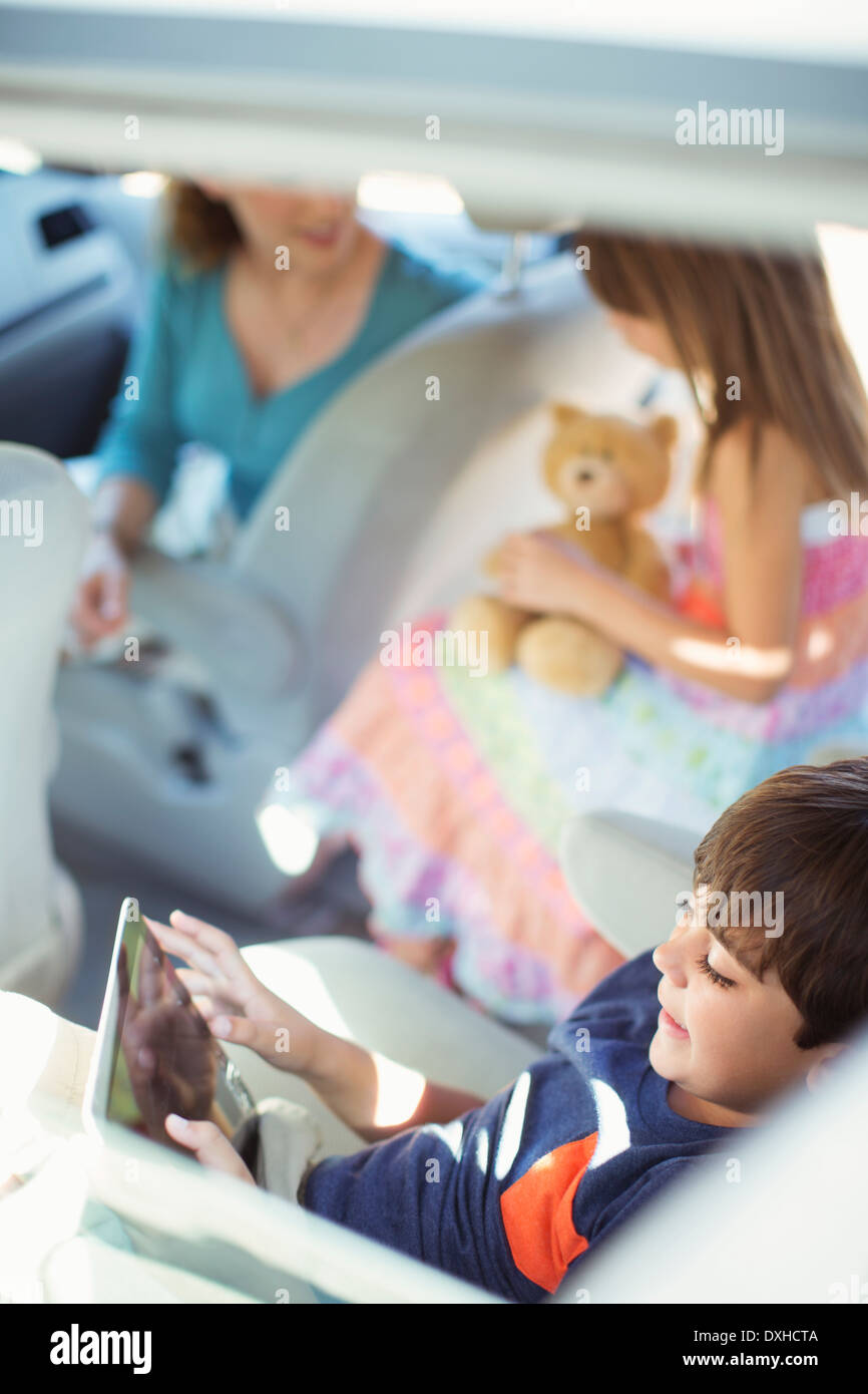 Two children in back seat of car hi-res stock photography and images ...