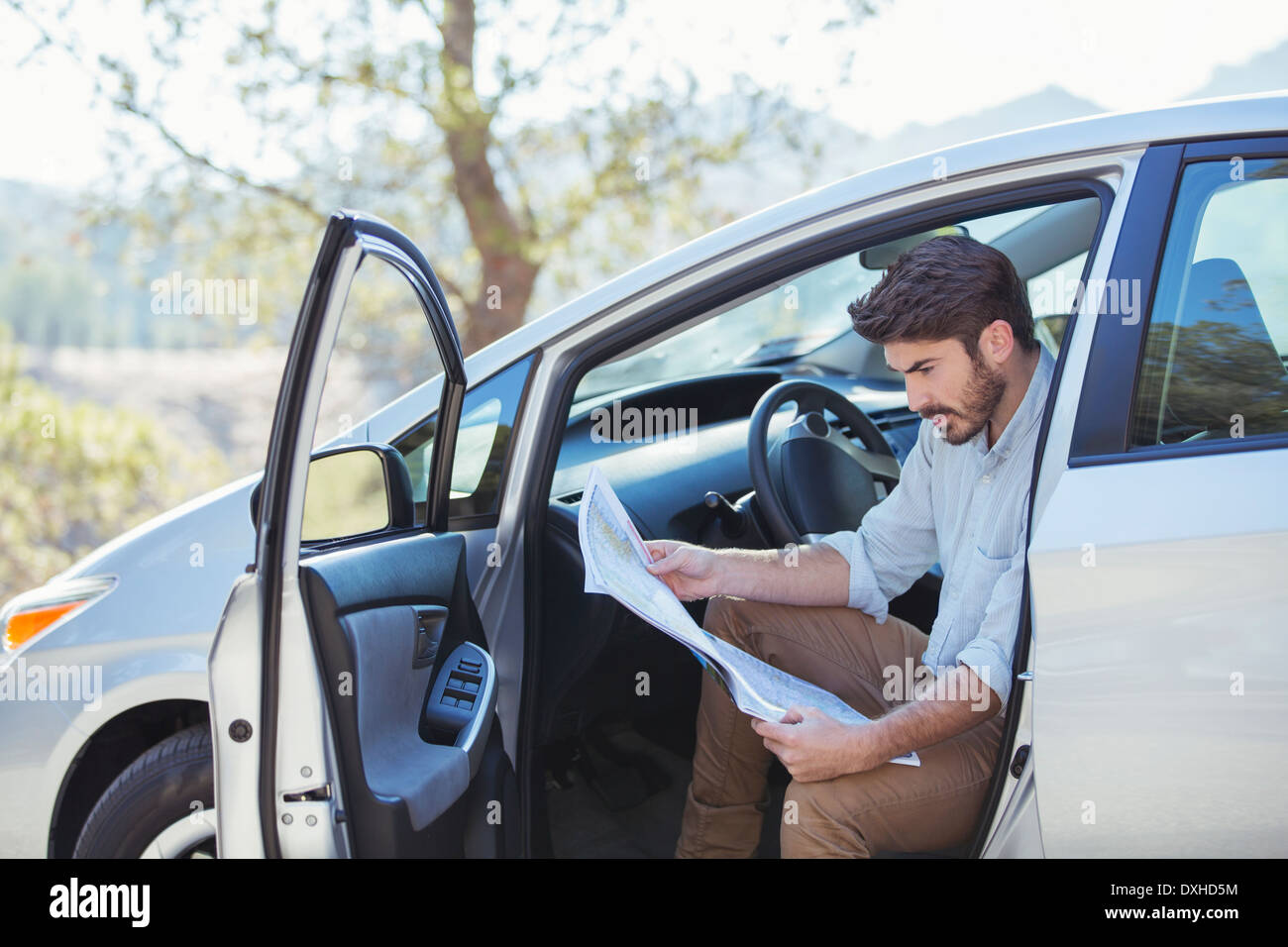 Man with map outside hi-res stock photography and images - Alamy