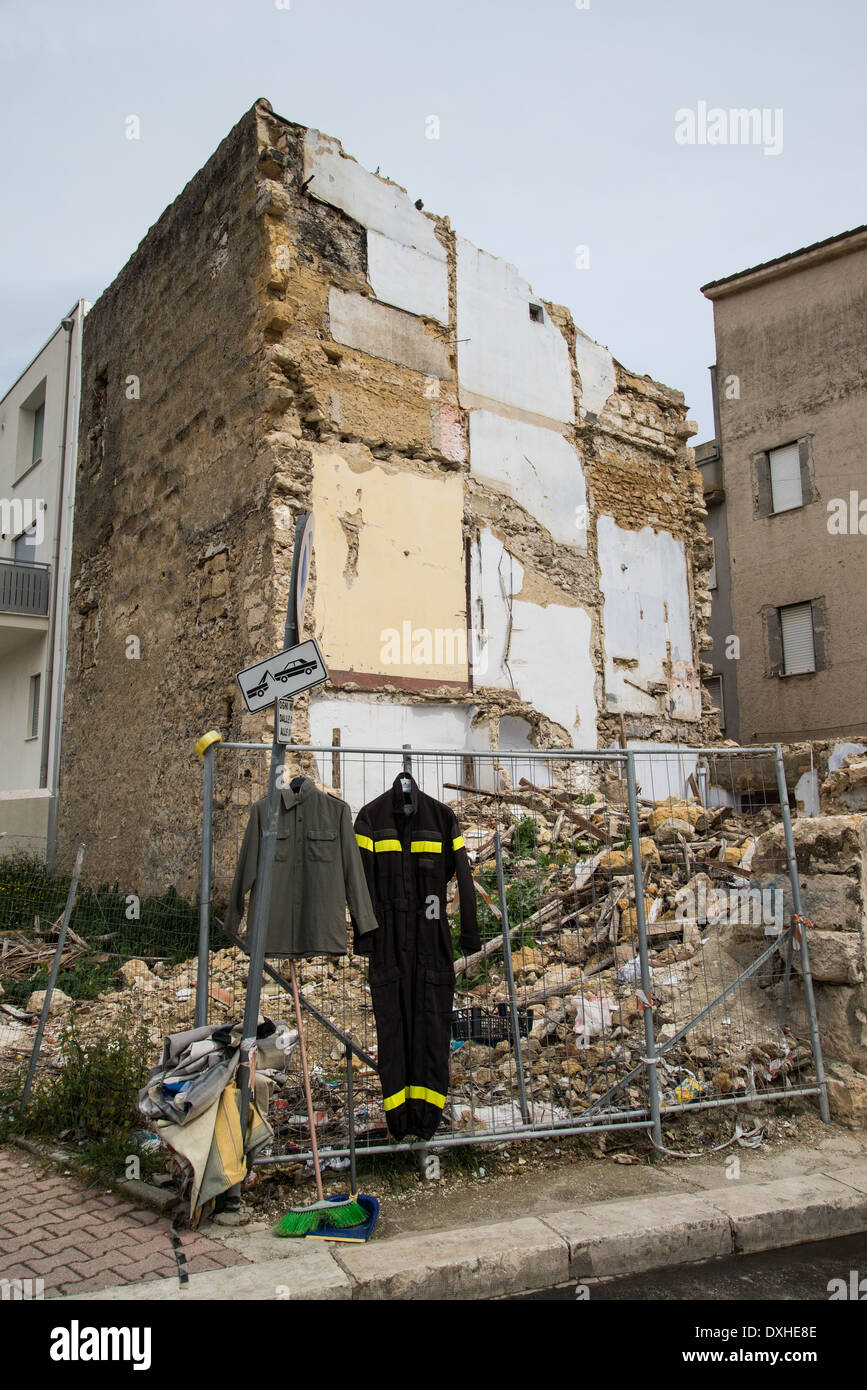 house fall down Stock Photo - Alamy