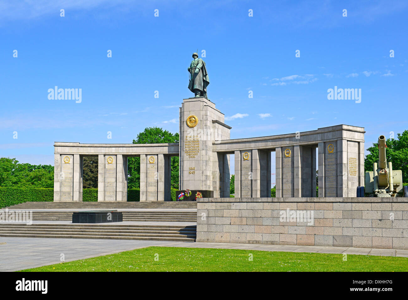 Soviet War Memorial to the Red Army soldiers fallen during World War II ...