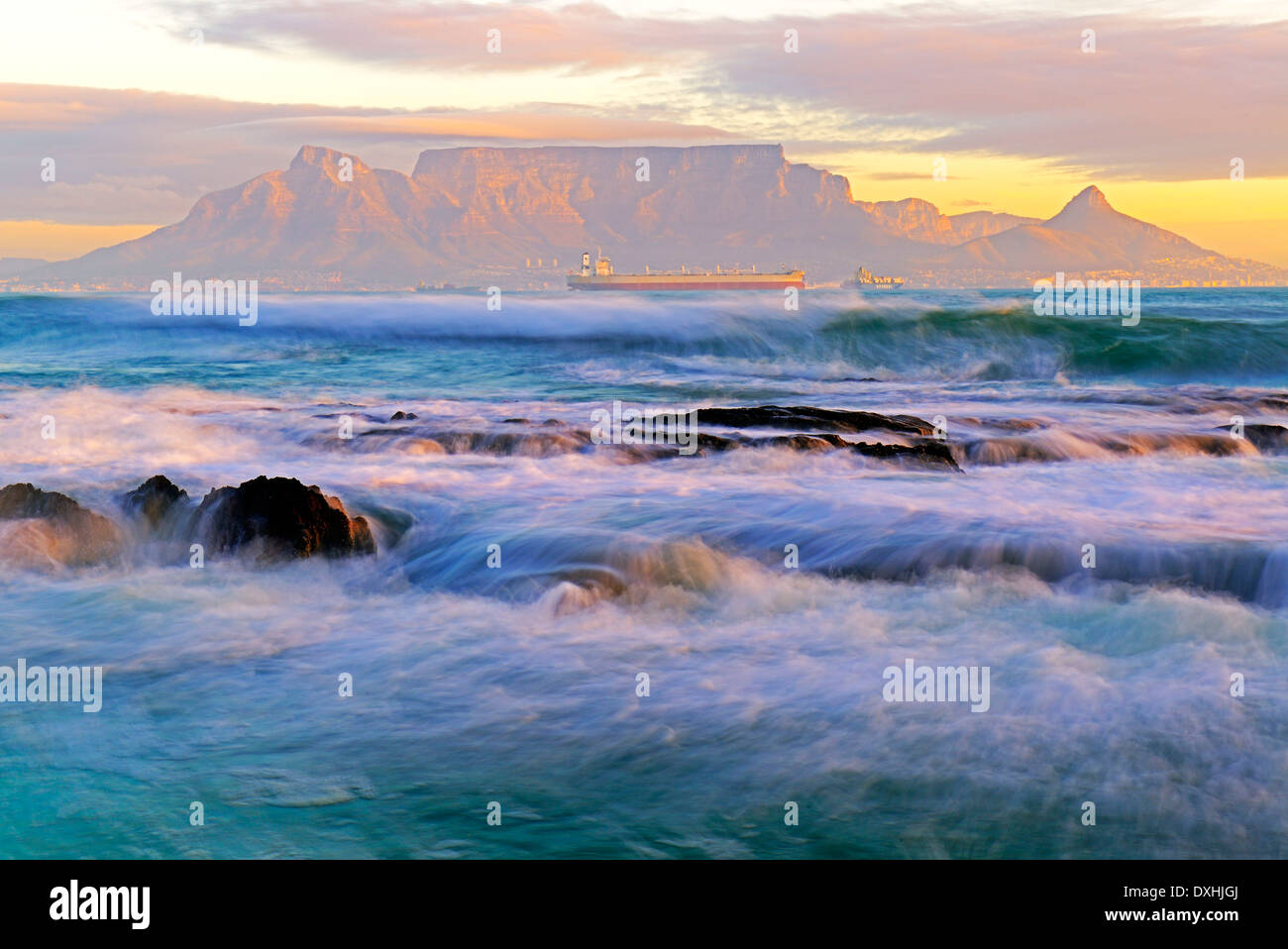 Table mountain, view from Bloubergstrand, Cape town, Western Cape ...