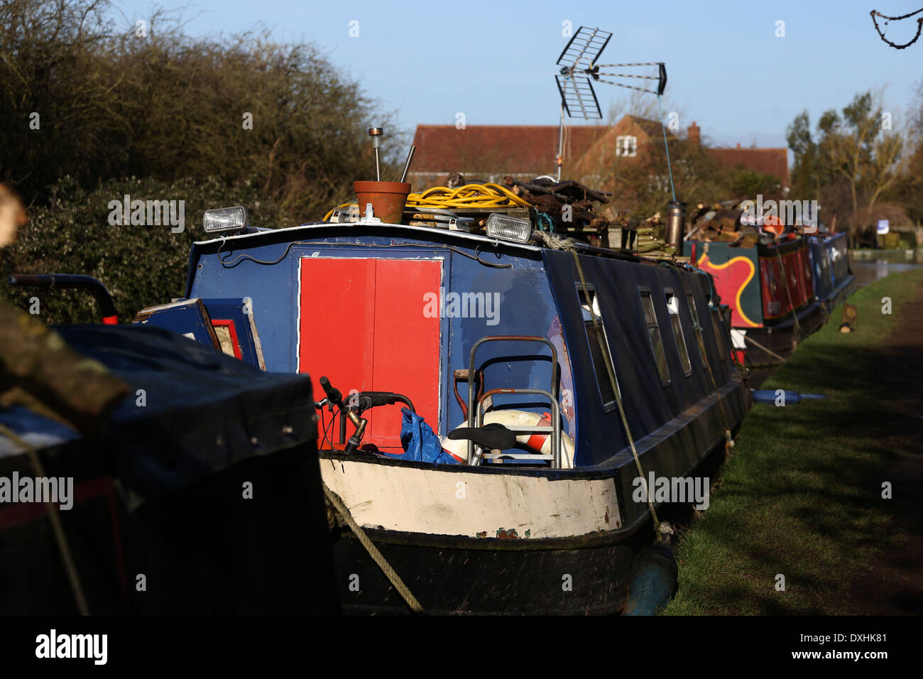 Canal boats / barges and tow path Stock Photo - Alamy