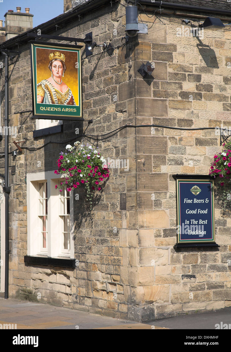 Historic pub sign and building, the Queens Arms, Bakewell, Derbyshire ...