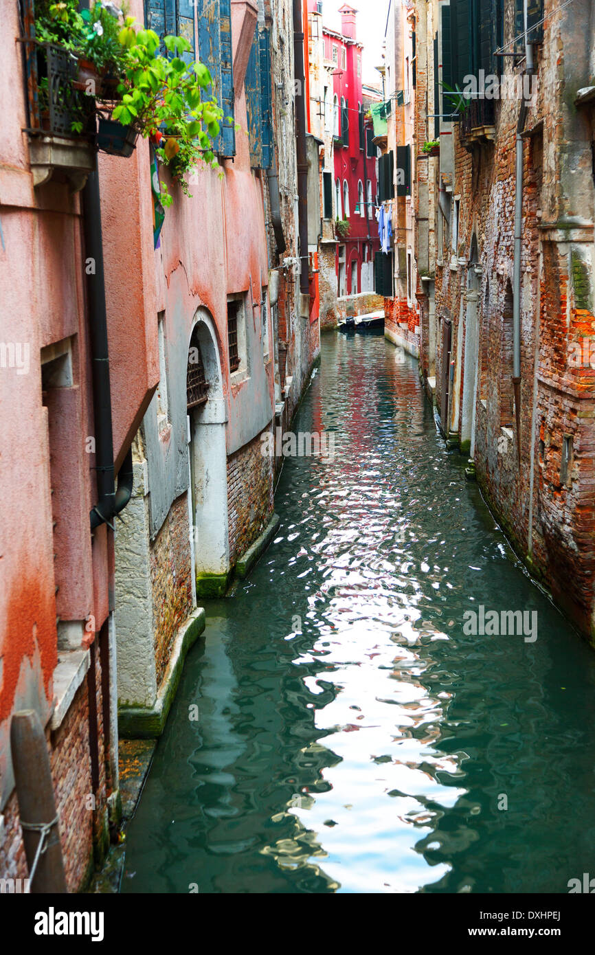Canal and colorful houses hi-res stock photography and images - Alamy