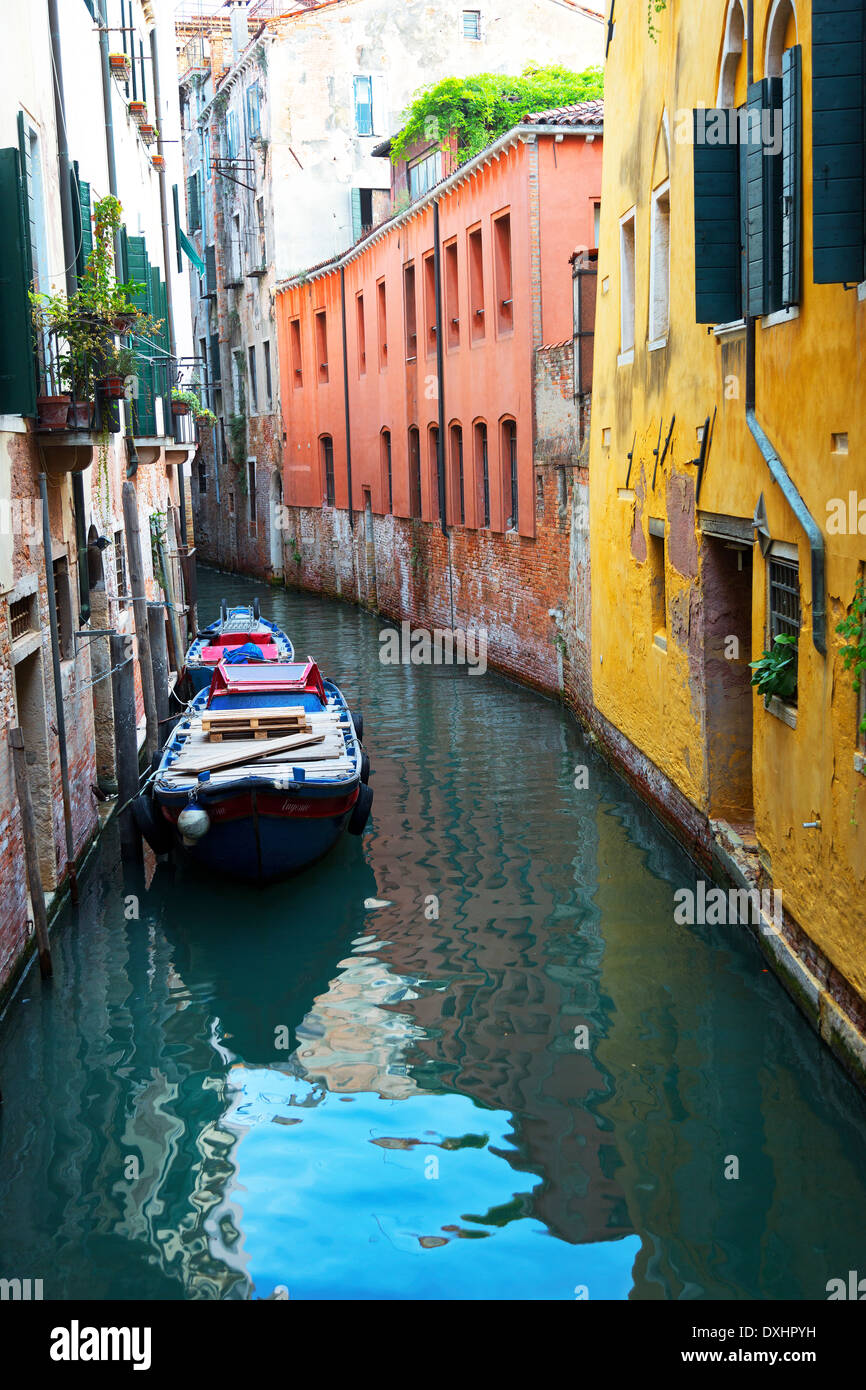 Canal yellow hi-res stock photography and images - Alamy