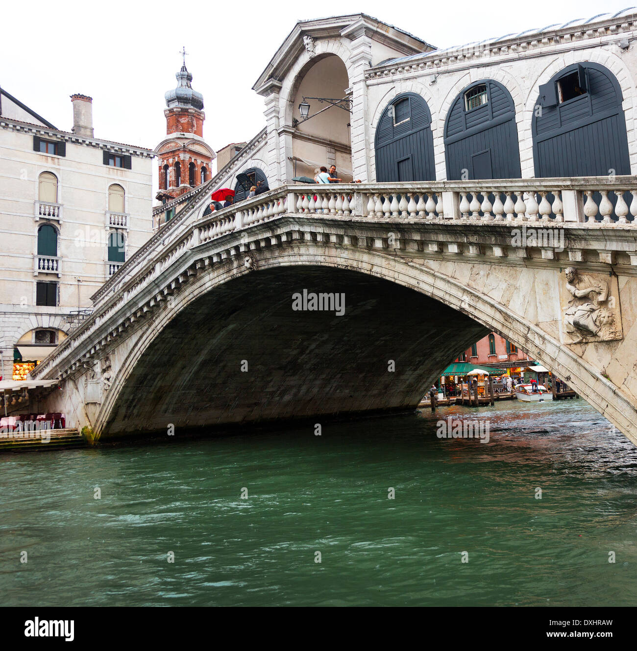 Low angle view of Rialto bridge crossing Grand Canalin Venice, Italy ...