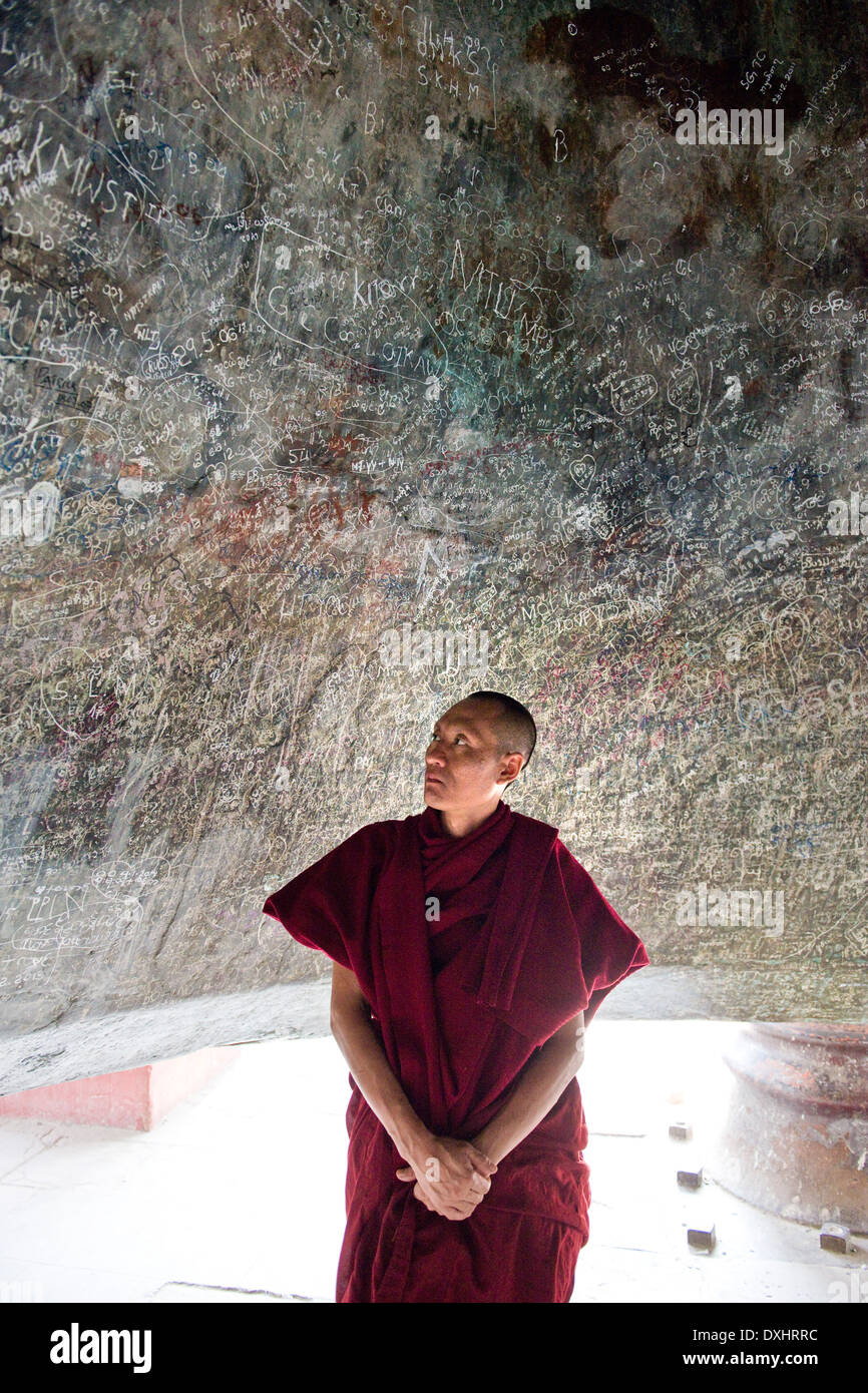 Myanmar bell monk hi-res stock photography and images - Alamy