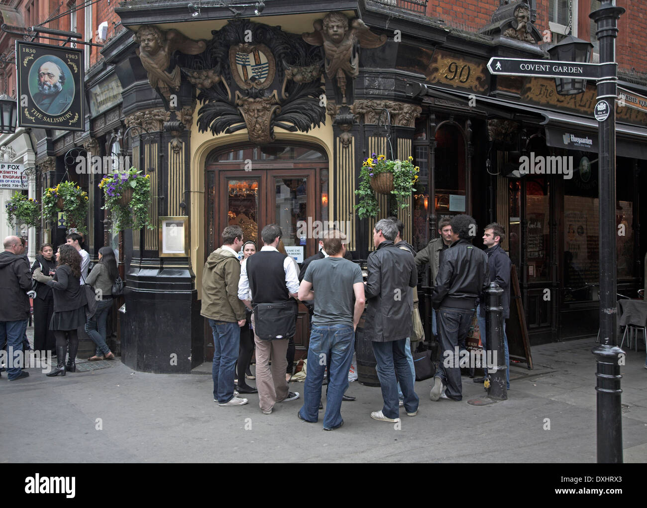 Pub scene english pub london hi-res stock photography and images - Alamy