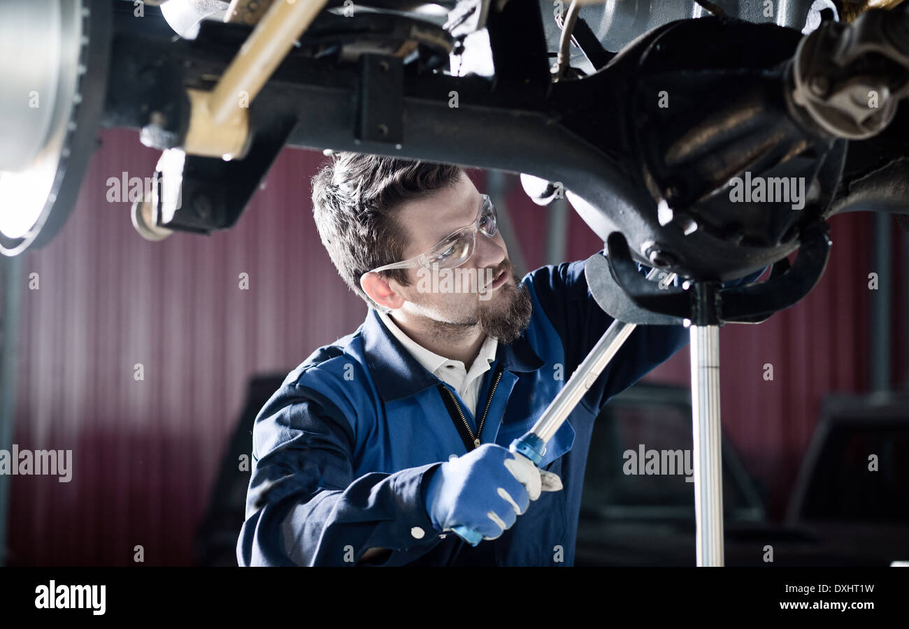 Car mechanic at work Stock Photo - Alamy