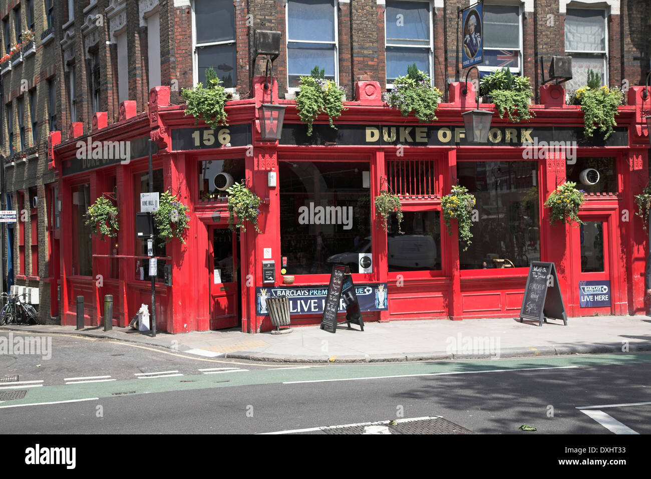 Traditional london public house hi-res stock photography and images - Alamy
