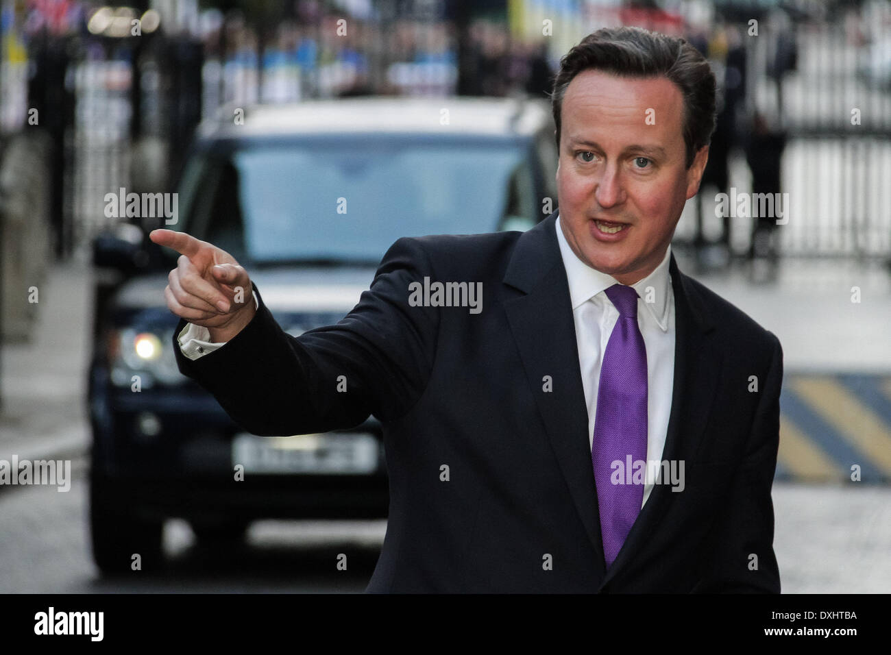 Prime minister david cameron in downing street hi-res stock photography ...
