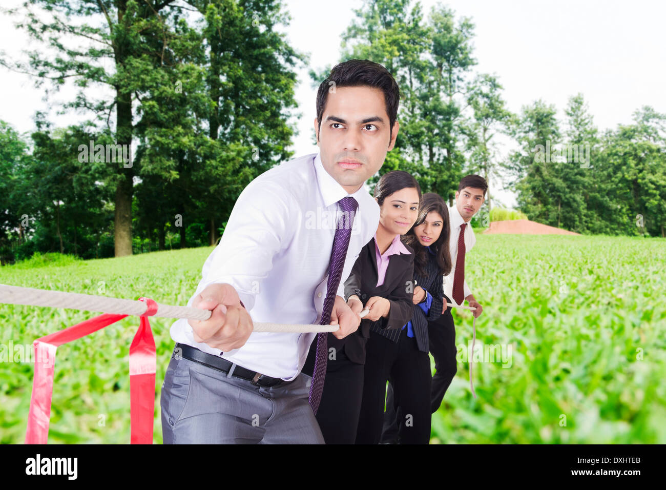 People pulling rope hi-res stock photography and images - Alamy