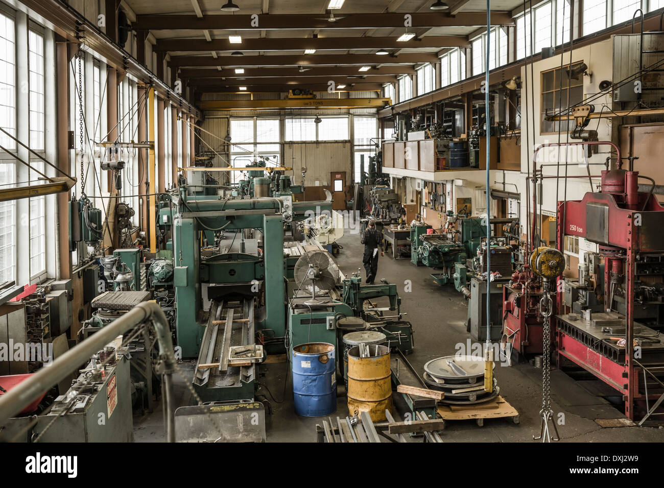 Man walking into shop hi-res stock photography and images - Alamy