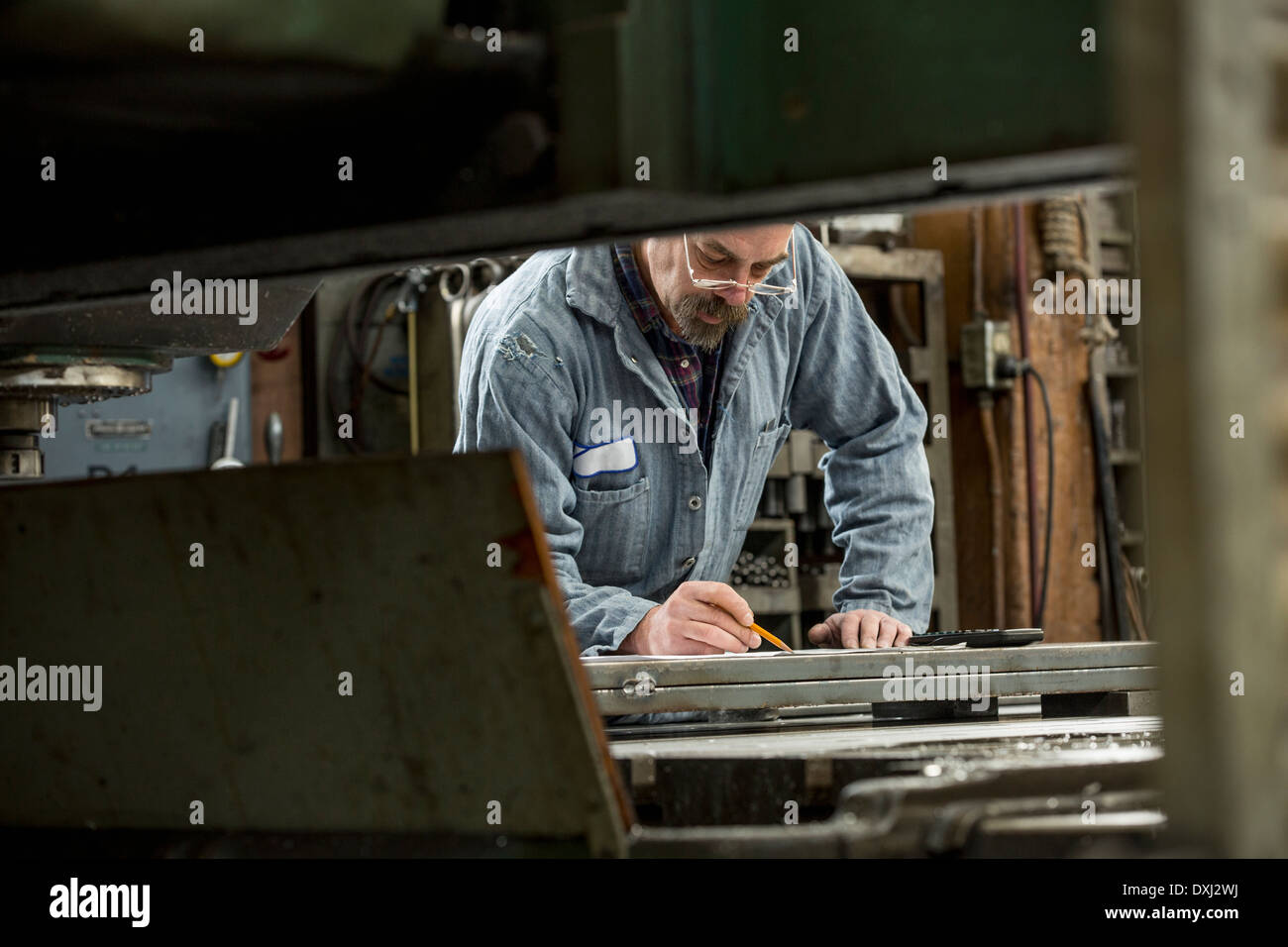 Working in metal hi-res stock photography and images - Alamy