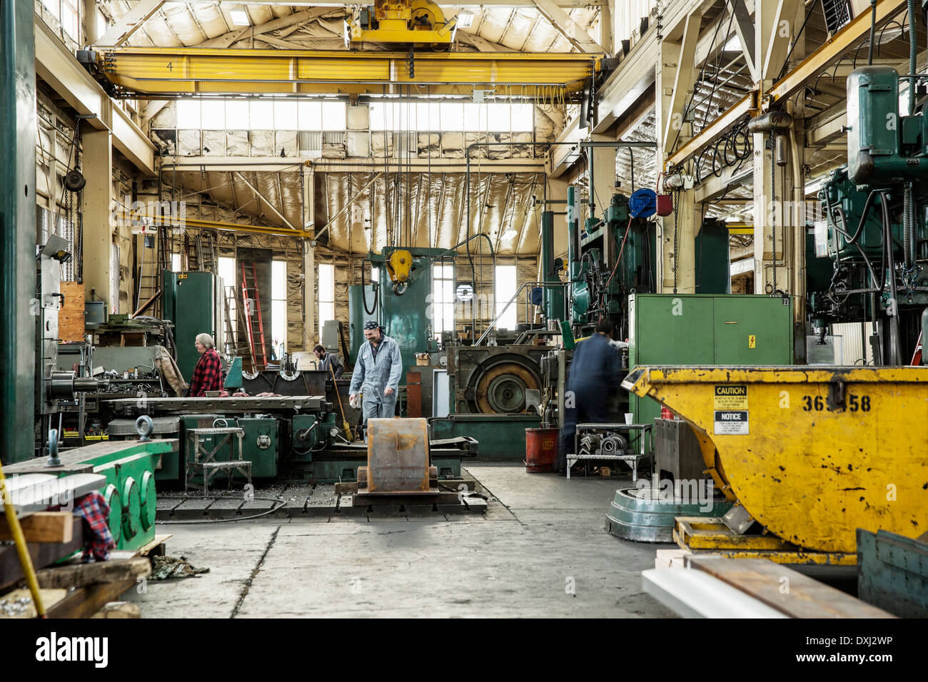 Working in metal hi-res stock photography and images - Alamy