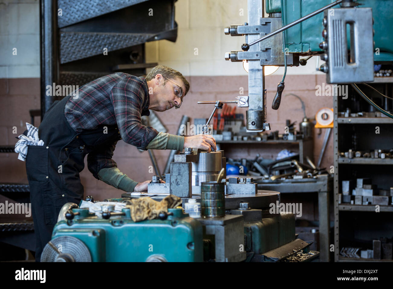 Man working with metal hi-res stock photography and images - Alamy