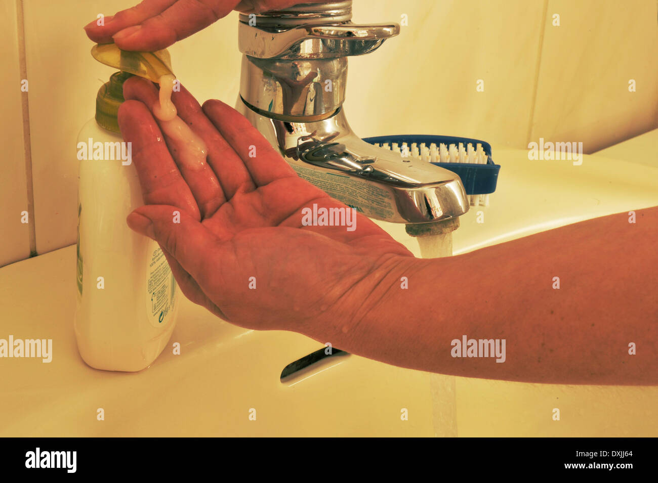 Gemodeltes Symbolfoto medicine everyday. Haendewaschen, diligent ...