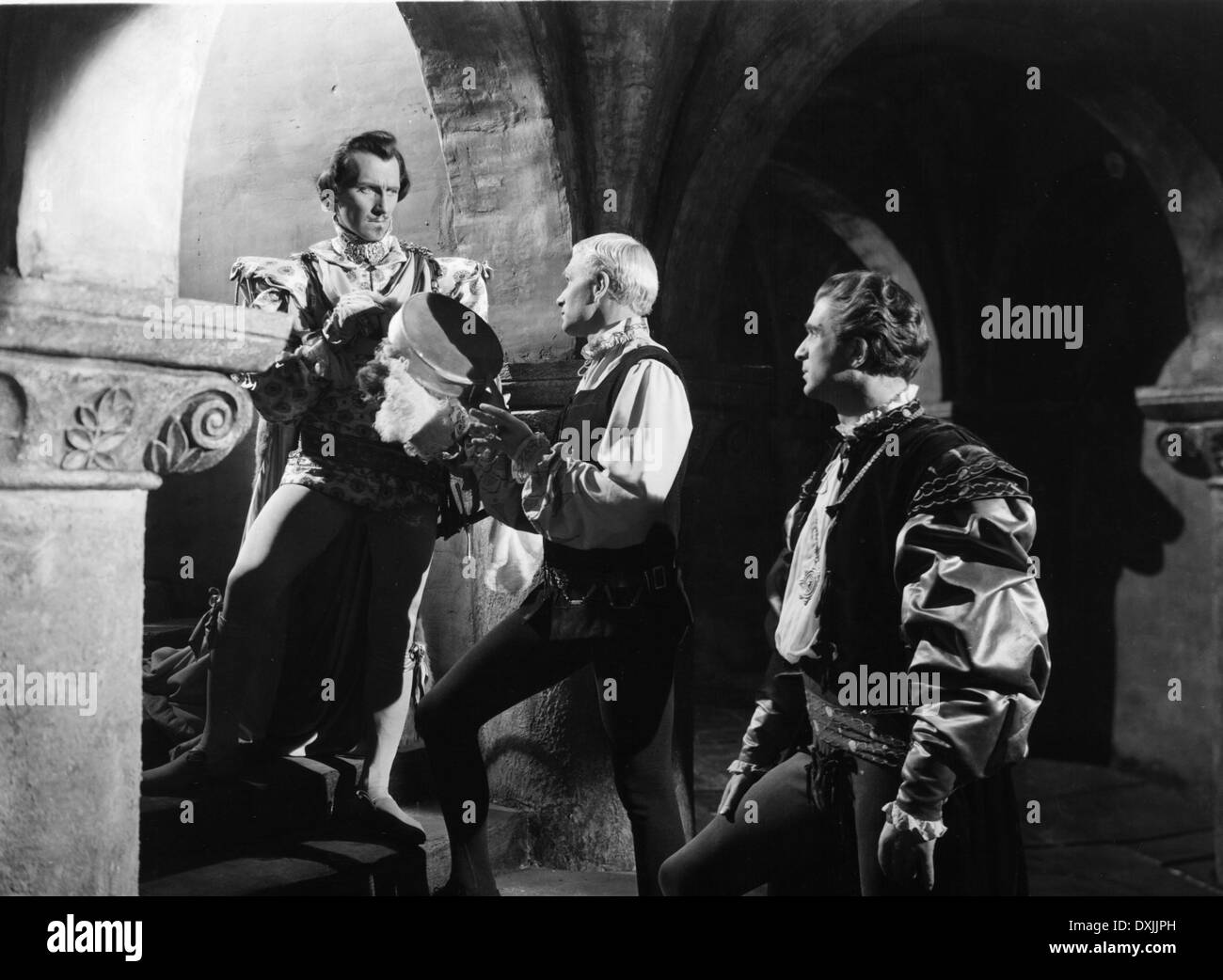 Hamlet 1948 laurence olivier hi-res stock photography and images - Alamy