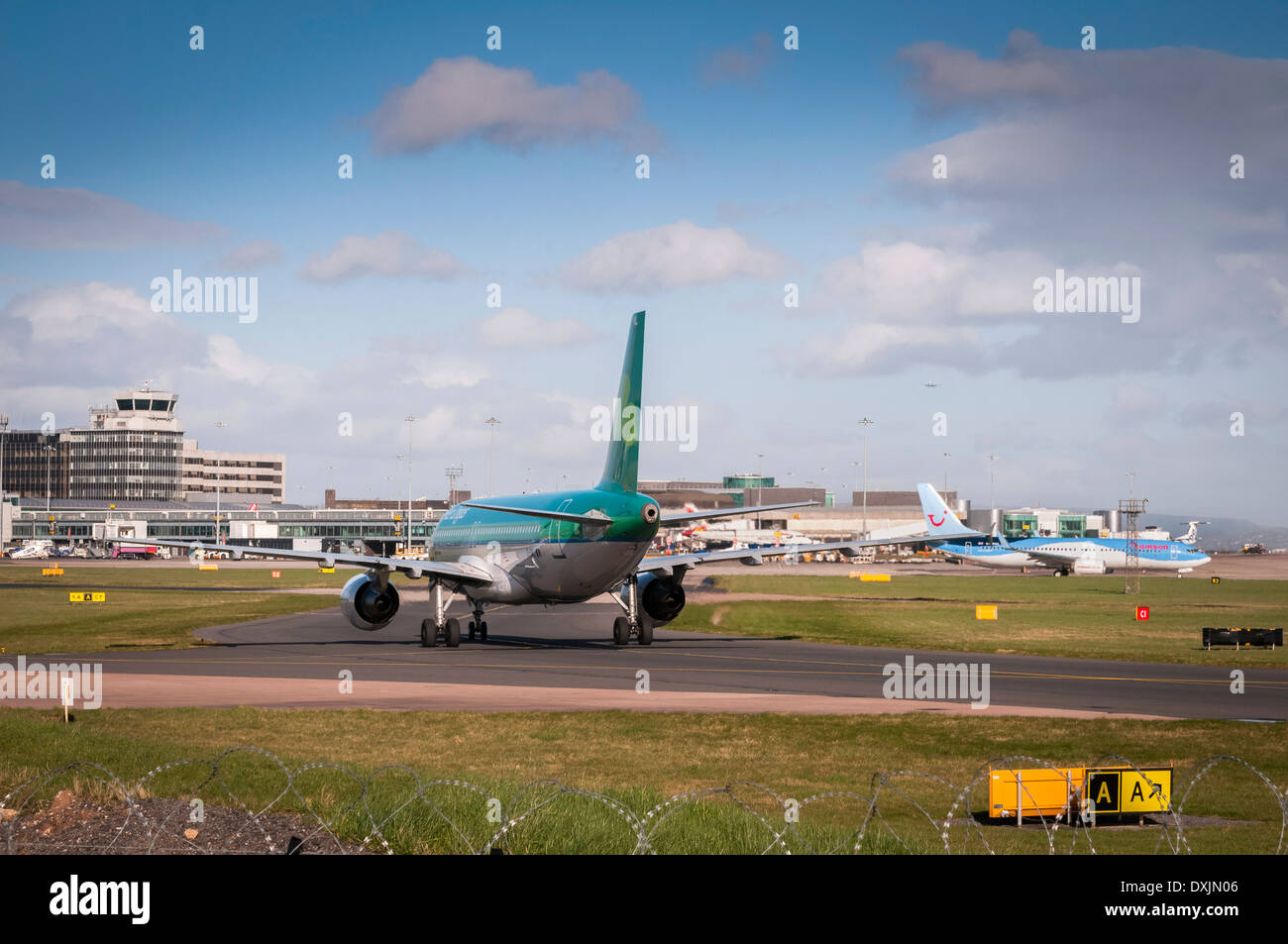 Aircraft at Manchester airport. Aer LIngus Airbus A320 St Moling Stock ...