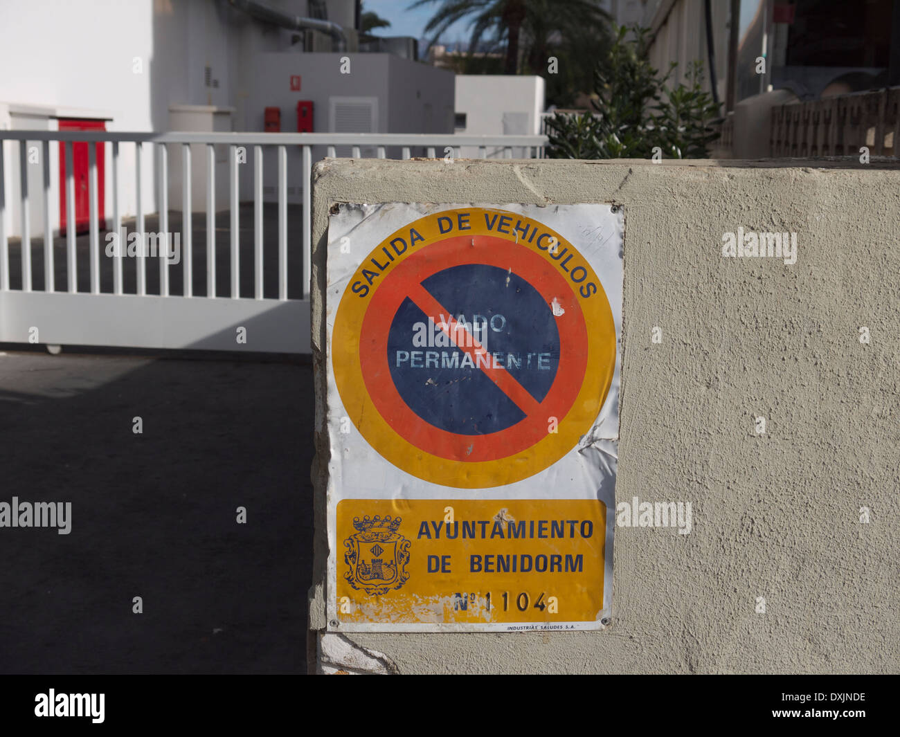 Parking warning sign hi-res stock photography and images - Alamy