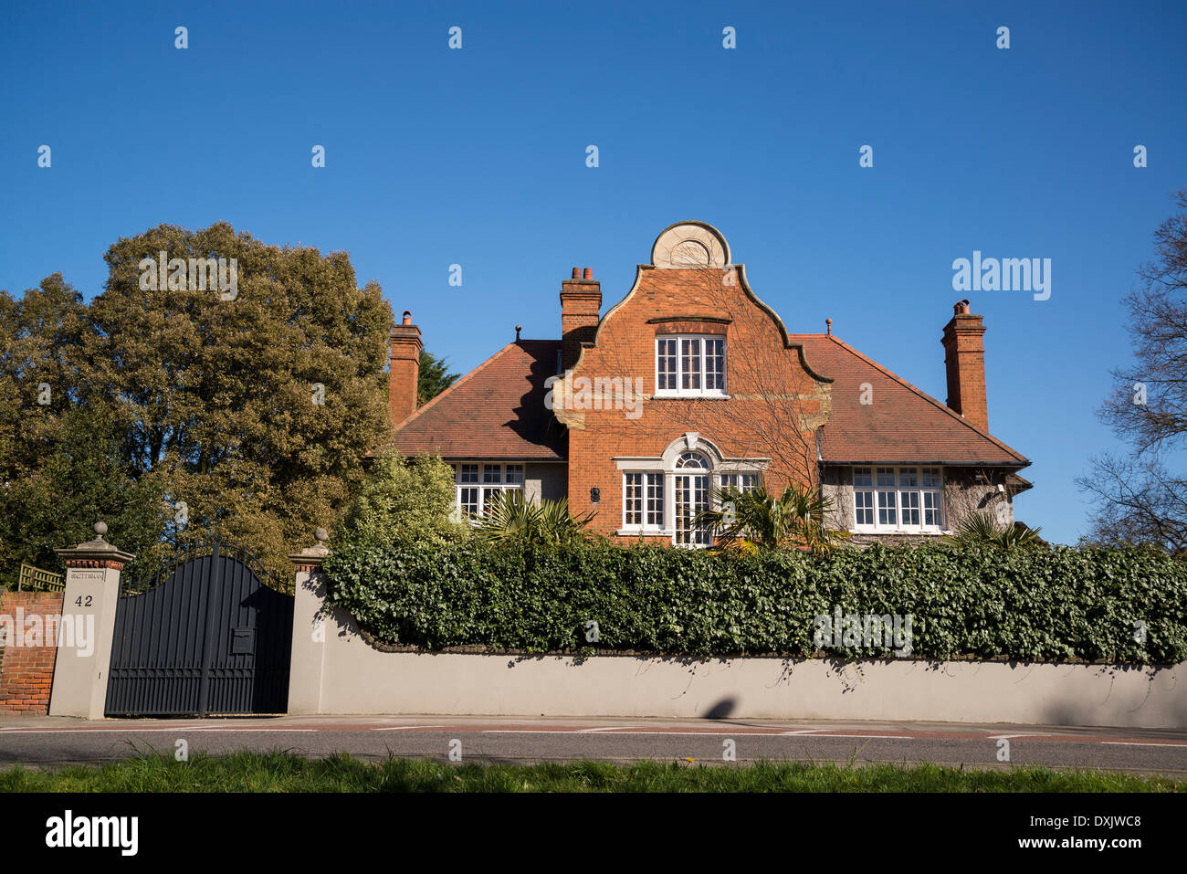 Suburban house uk hi-res stock photography and images - Alamy