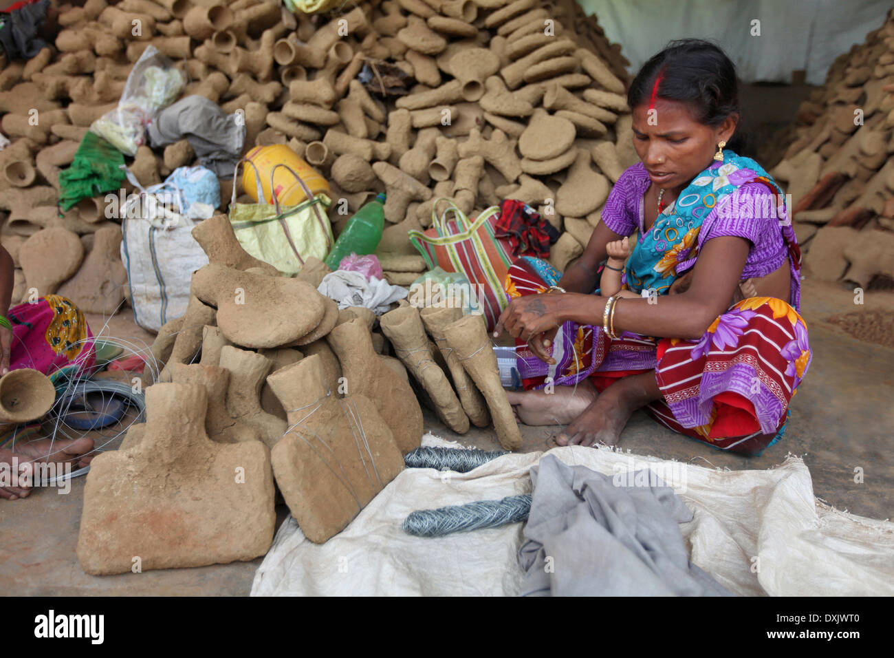 Artisan, Dokra metal art, at work in urban village, District Hazaribaug ...