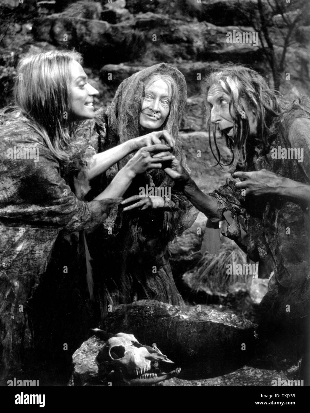 Witches of macbeth hi-res stock photography and images - Alamy