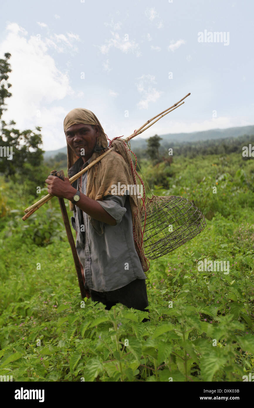 Tribal people hunting hi-res stock photography and images - Alamy