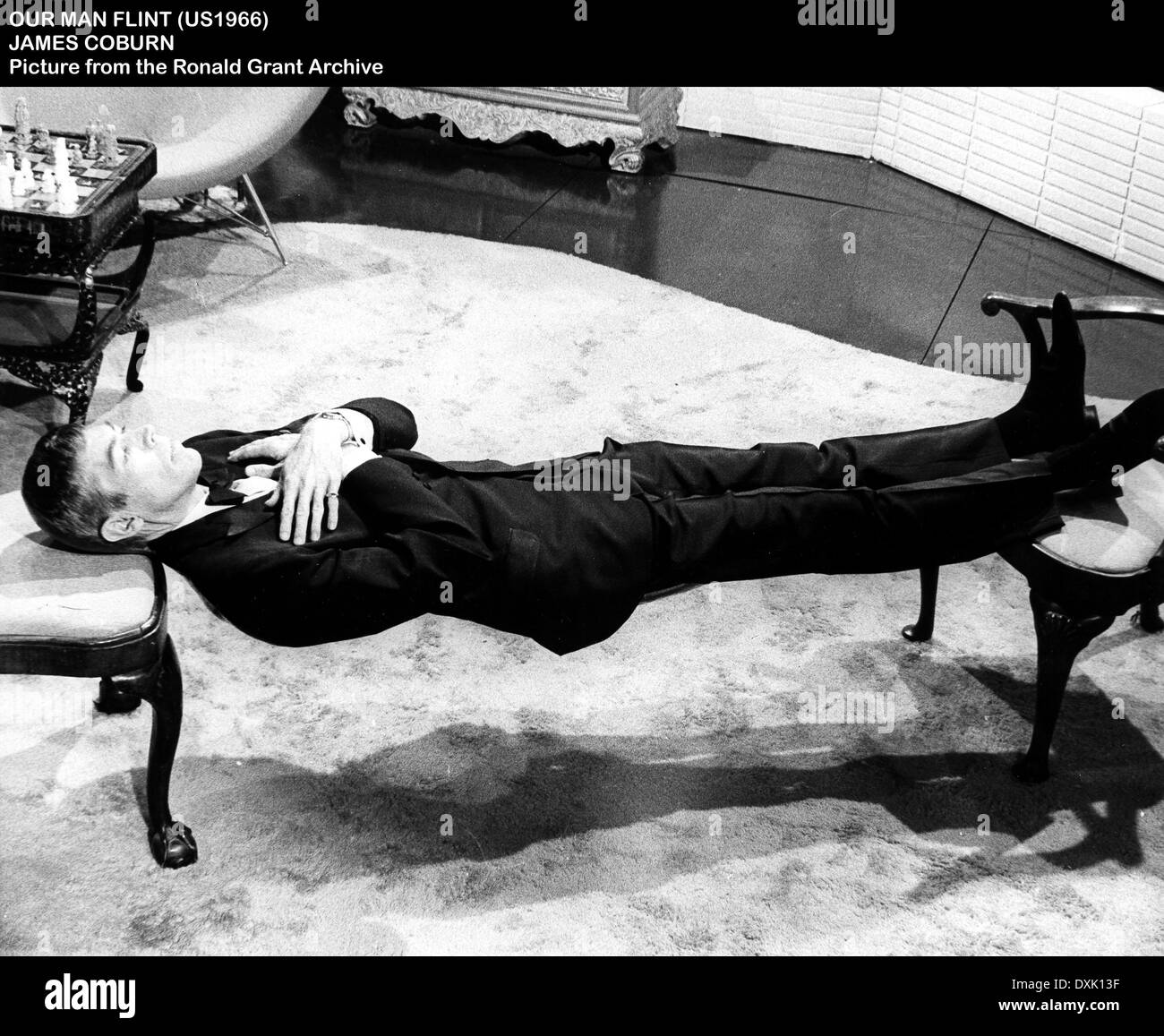 James coburn 1966 Black and White Stock Photos & Images - Alamy