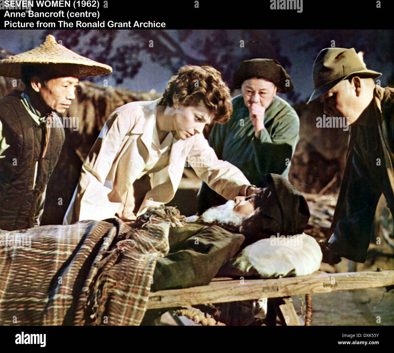 Women centre hi-res stock photography and images - Alamy