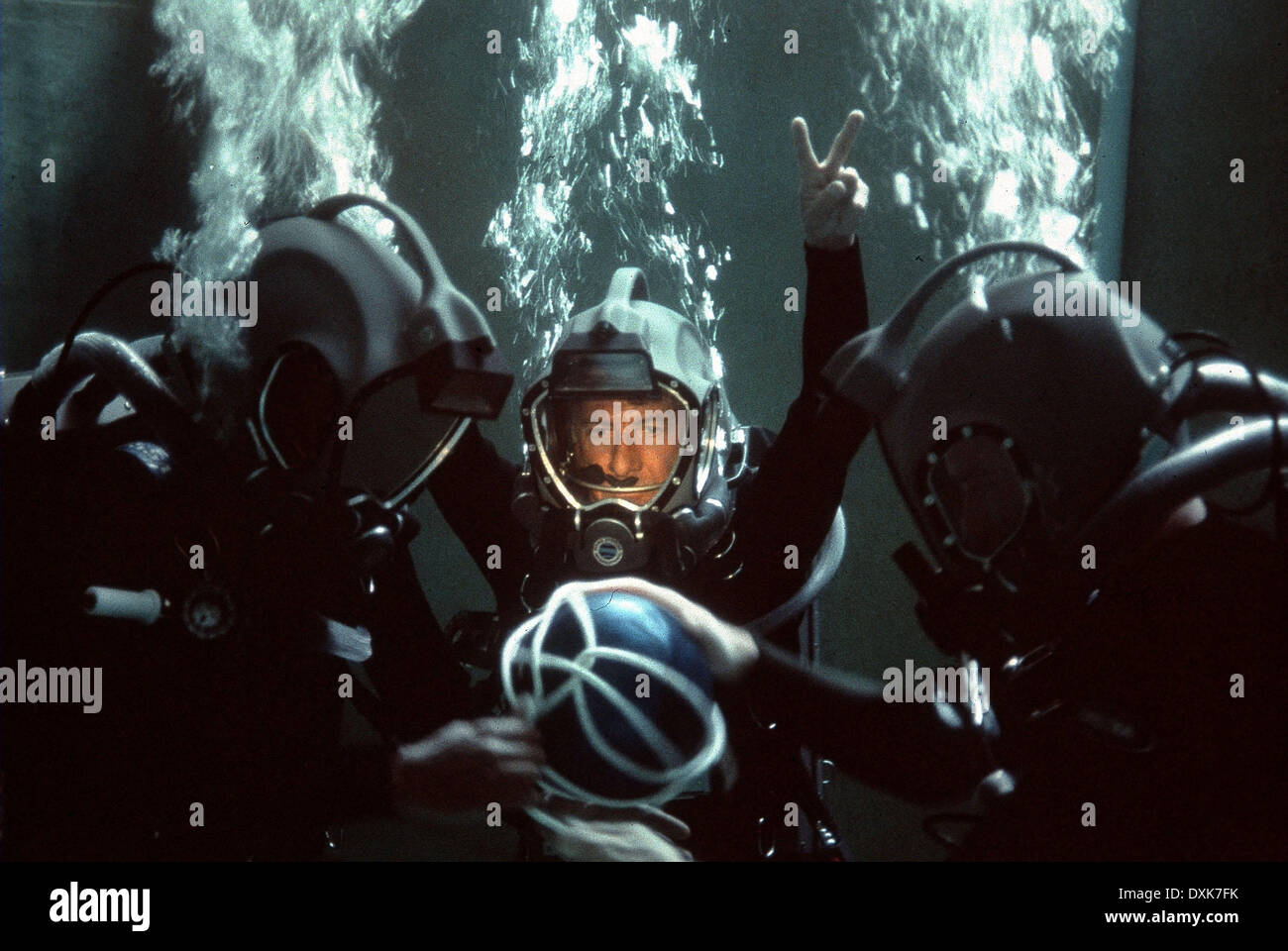 Sphere 1998 dustin hoffman hi-res stock photography and images - Alamy